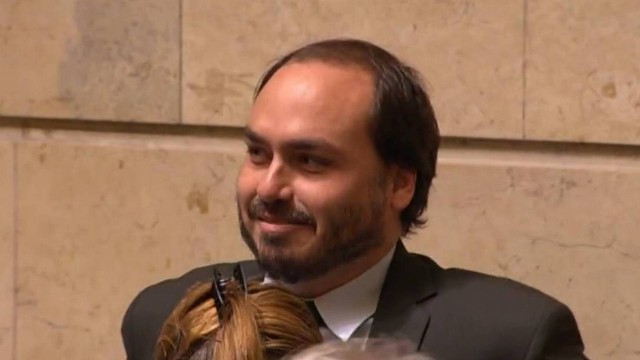 Fake News Instagram Restringe Post Compartilhado Por Carlos Bolsonaro
