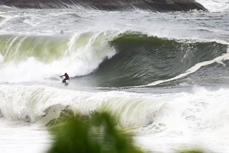 Elite do surf de ondas grandes 'caiu no mar' em competição ...