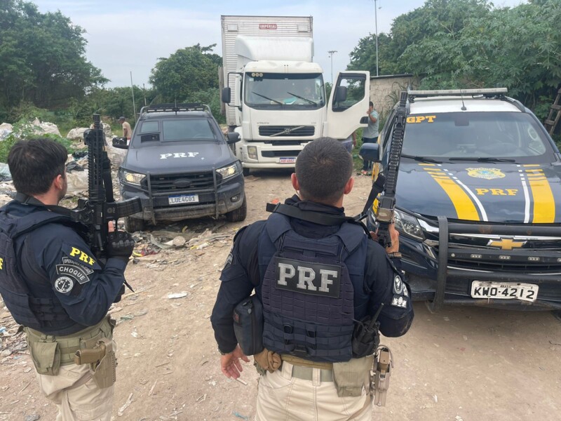 PRF resgata motorista feito refém e recupera carga roubada, vídeo! | O ... PRF resgata motorista feito refém e recupera carga roubada, vídeo! | O ...