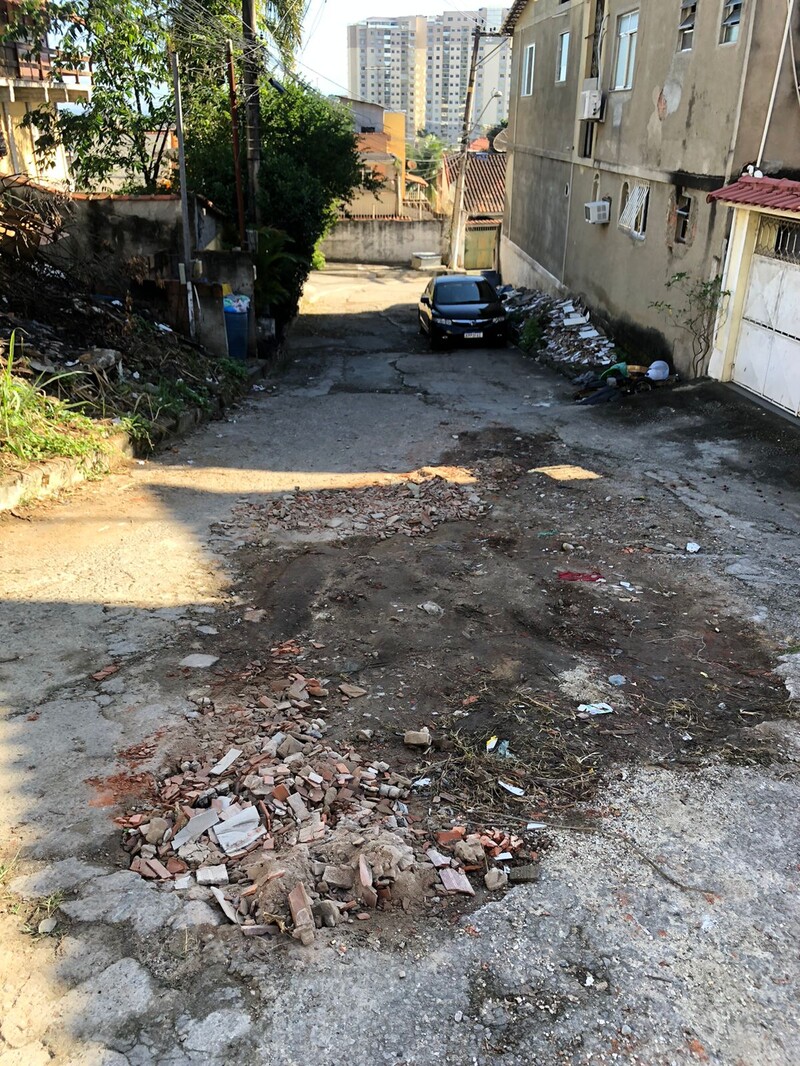 Buraco atrapalha a rotina de moradores da Parada 40, em São Gonçalo ...