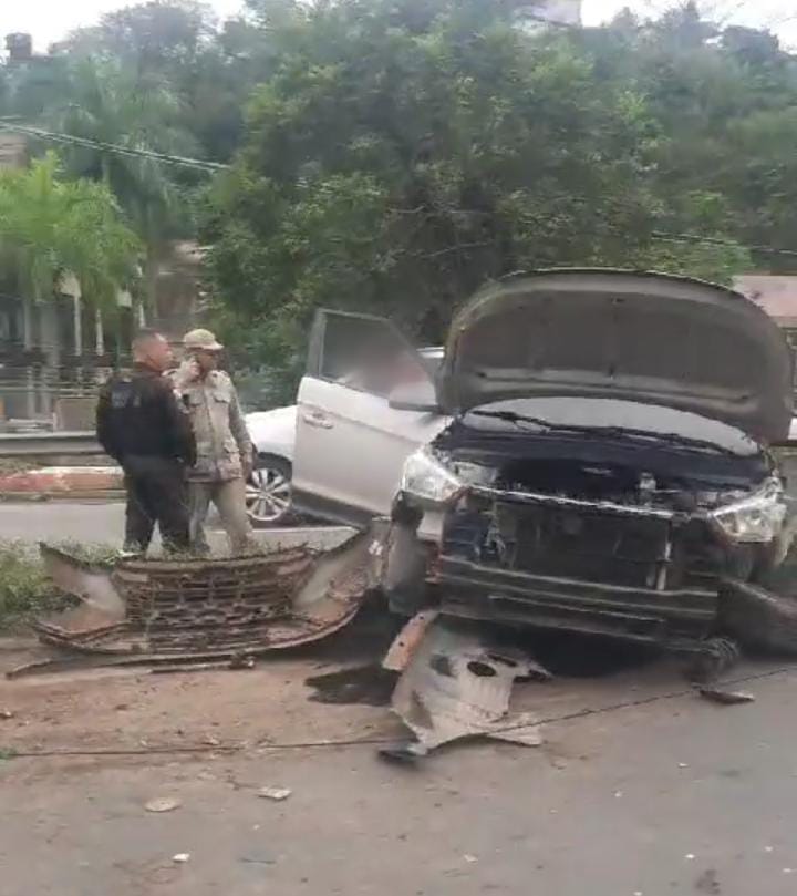 Carro Bate Contra Poste E Complica Trânsito No Viaduto Do Alcântara