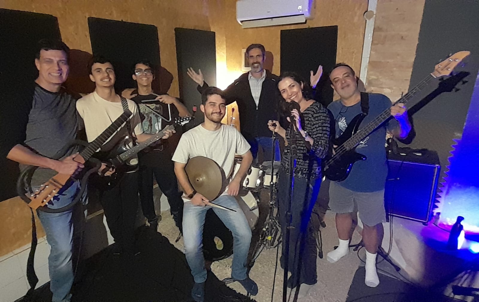 Show filantrópico em Niterói relembra grandes hits de várias épocas e ...