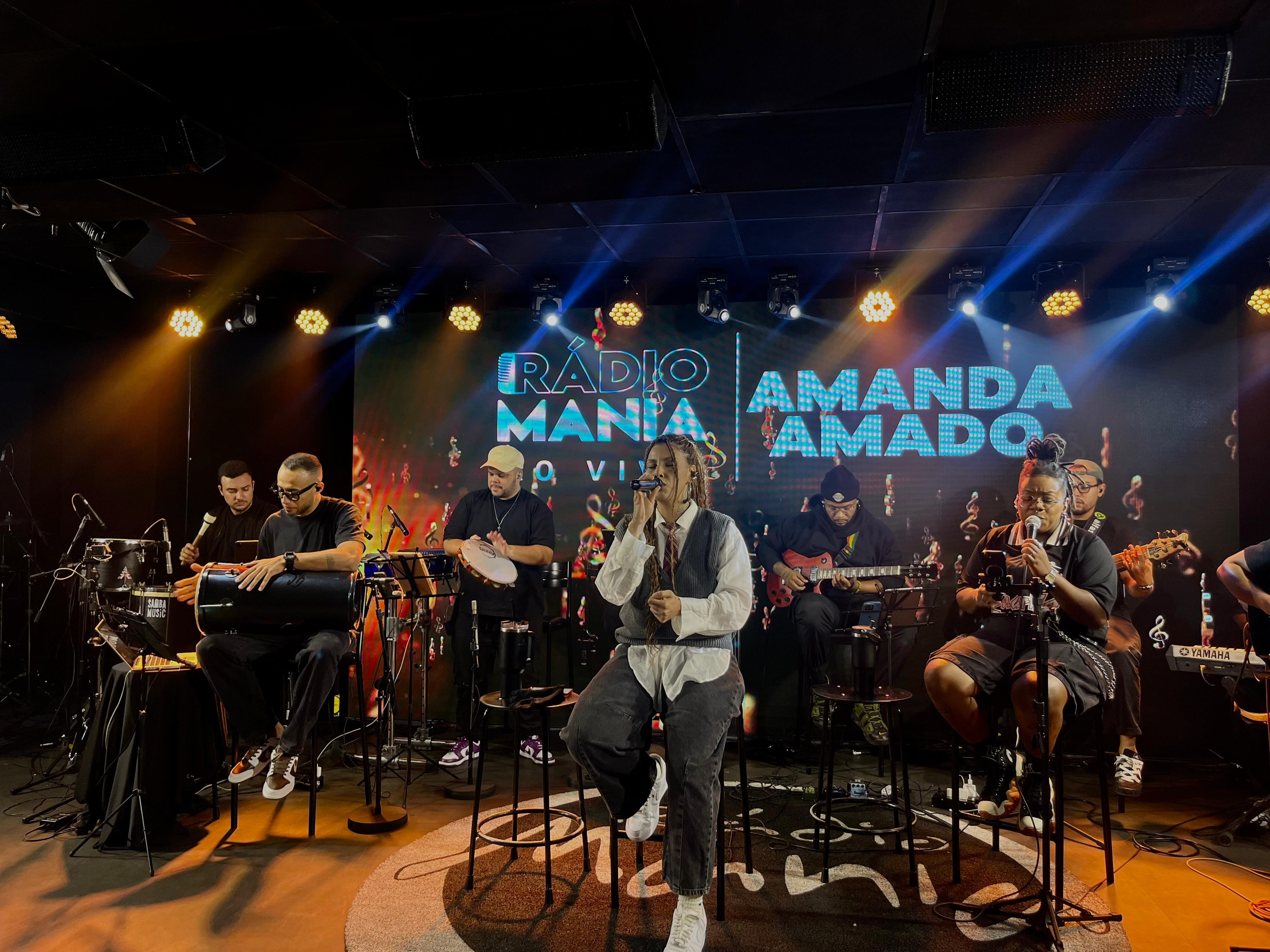 Amanda Amado, ex-The Voice, se apresenta e agita os estúdios da Rádio ...