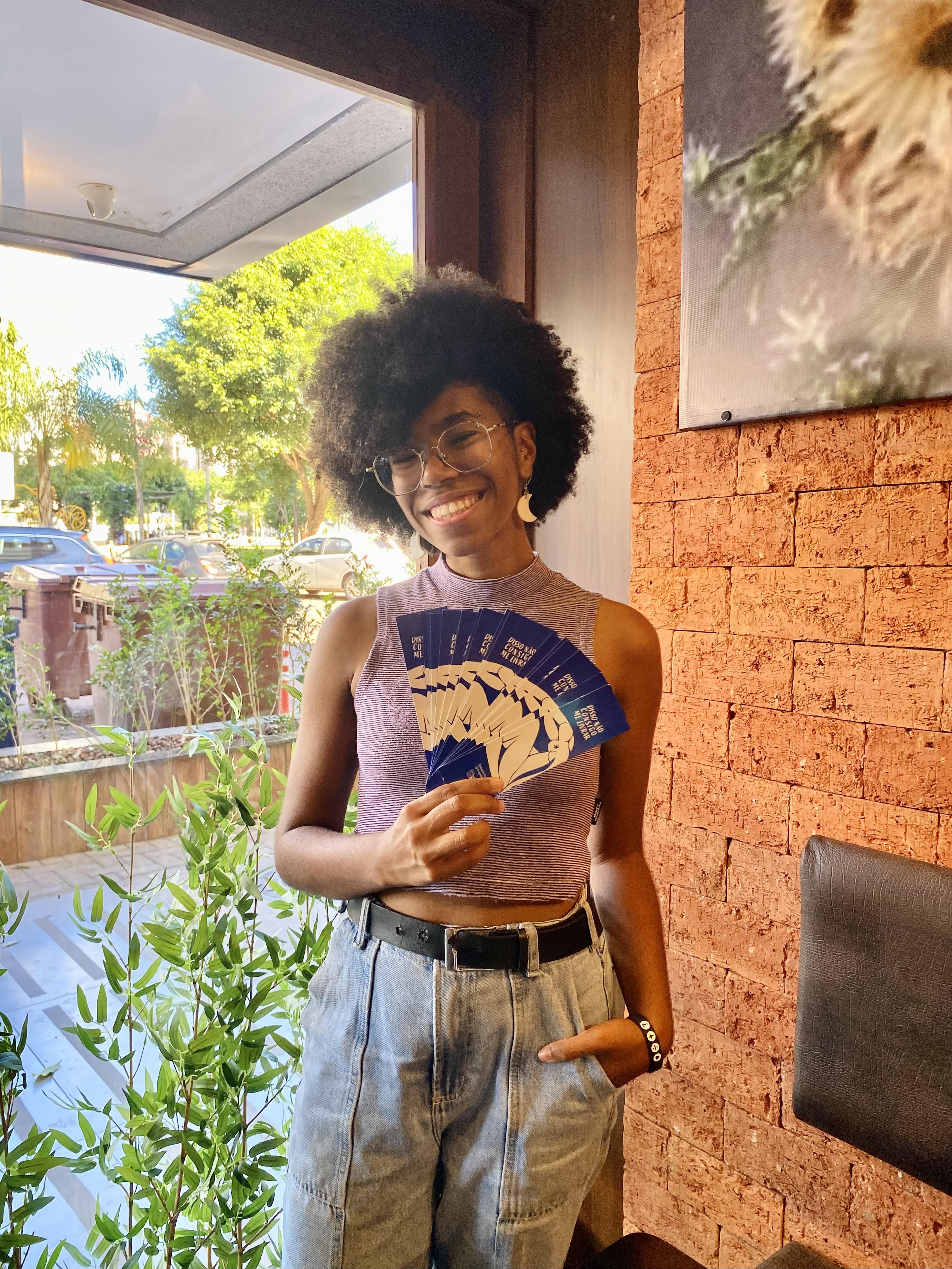 De Niterói, Débora Santos estreia na poesia com o livro Disso não ...