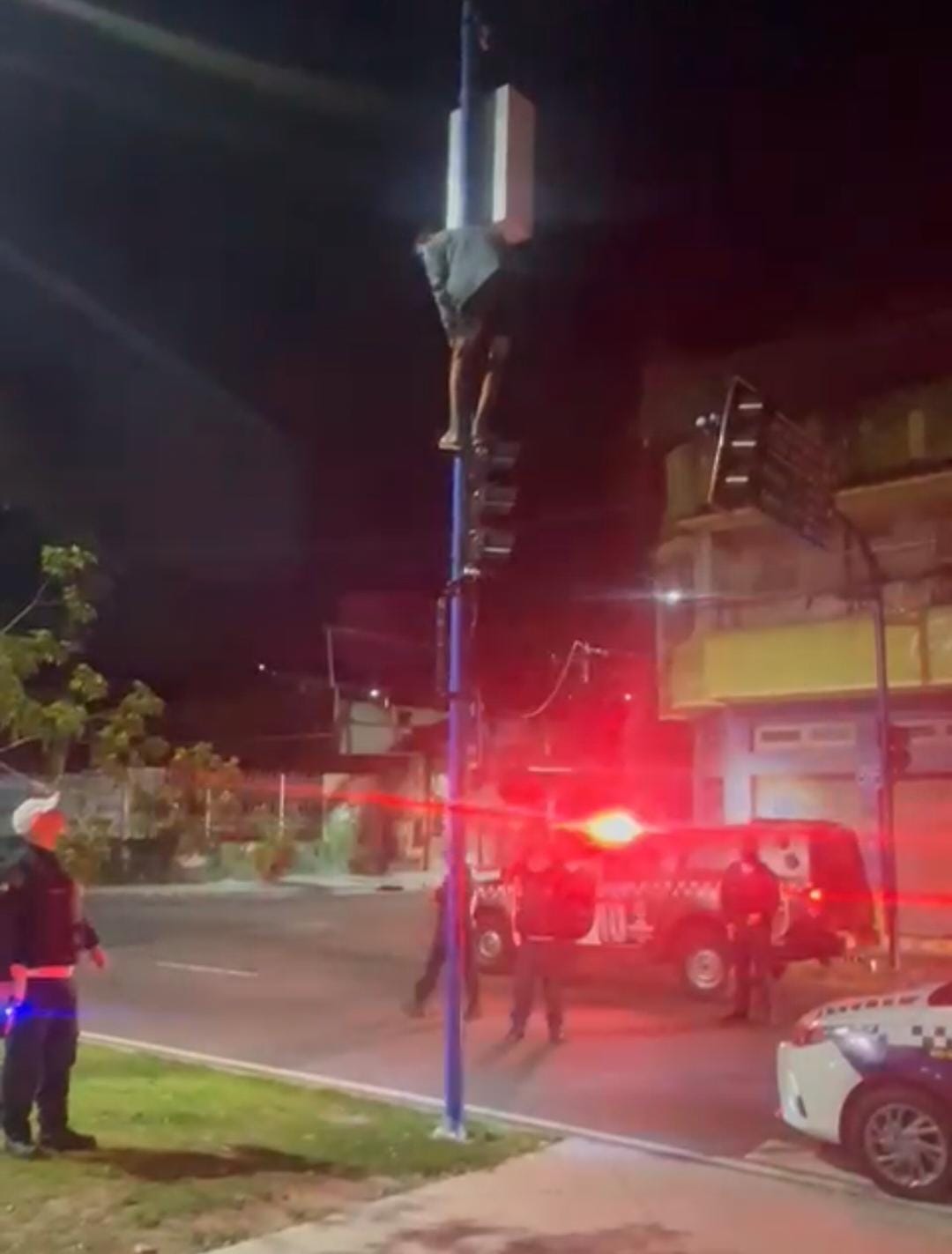 Homem é preso ao tentar furtar fiação de semáforo em São Gonçalo; Vídeo ...