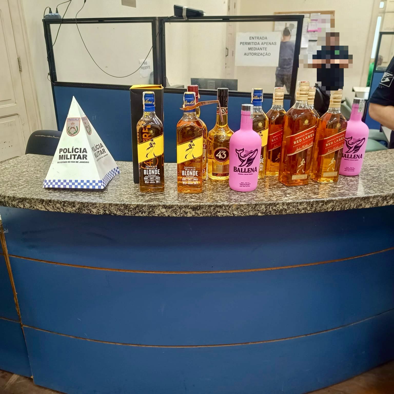 Mulher é presa em flagrante por furtar bebidas alcoólicas em ...