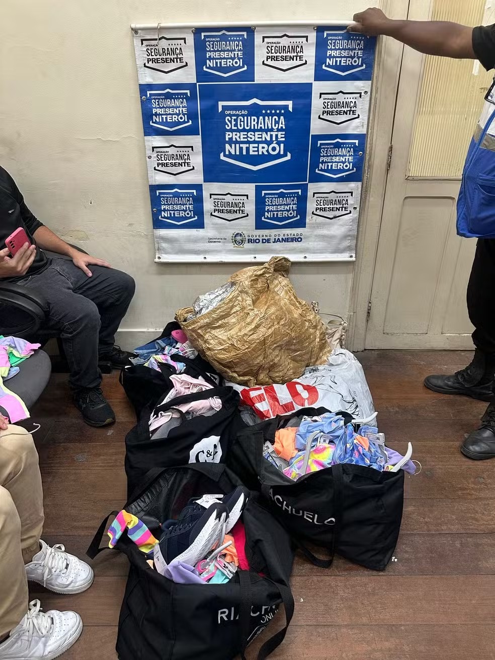 Trio é preso por furtar 100 peças de roupas em Shopping de Niterói ...