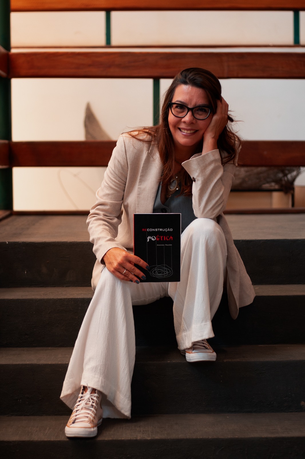 Escritora niteroiense Ananda Falcão lança o livro 'Reconstrução Poética ...