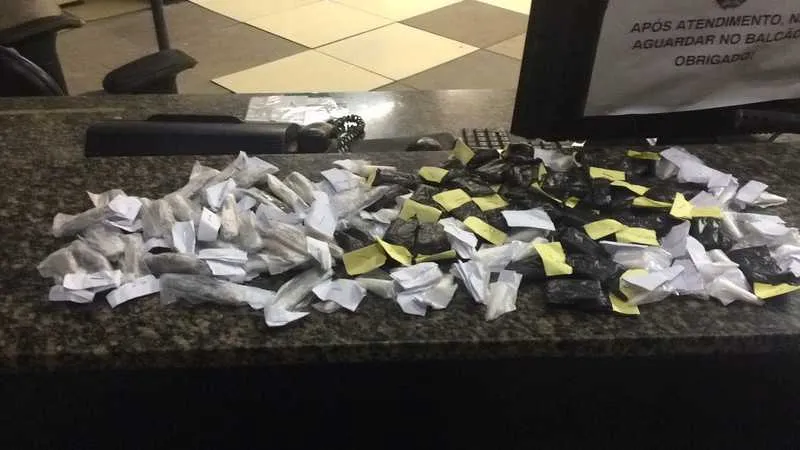 Jovem é preso com drogas durante ação da PM na Favela do Inferninho | O ...